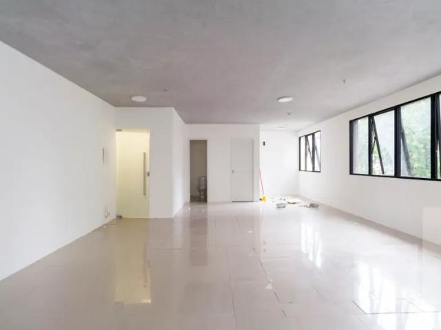 Predio com conceito diferenciado, integrado à um prédio residencial e lojas no Térreo