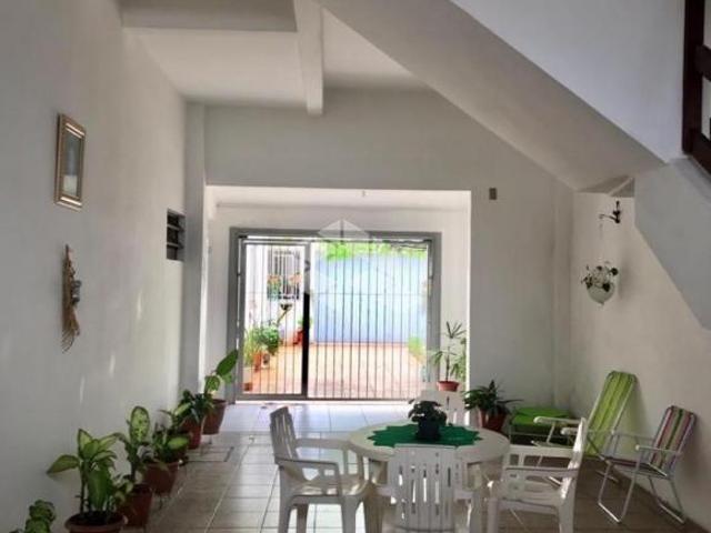 Predio com dois apartamentos, uma casa e uma sala comercial