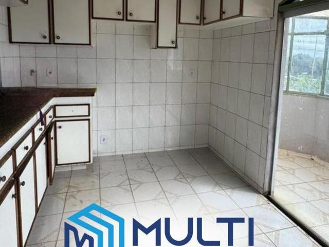 Prédio com 2 apartamentos e 1 loja Ótima localização