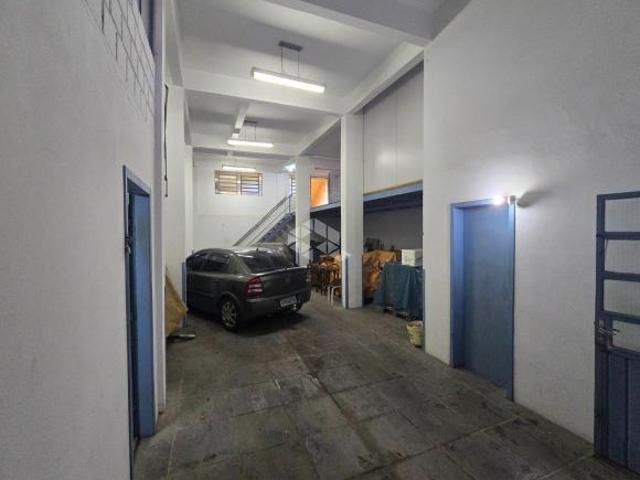 Prédio com 470 m², com 2 Apartamentos e Sala Comercial com Mezanino