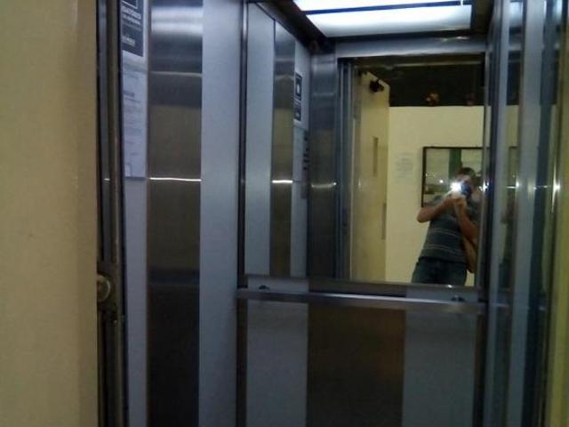 Prédio com 4 andares, com elevador