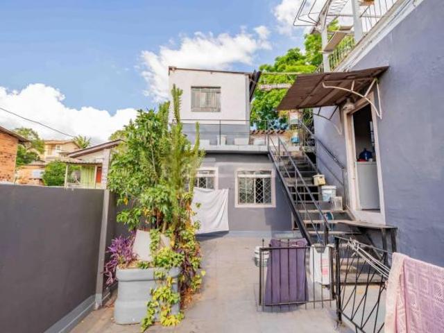 Prédio com 4 apartamentos de 2 dormitórios