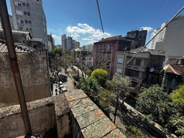 Predio com 4 unidades sendo 3 apartamentos e um lojão térreo super amplo, com pátio