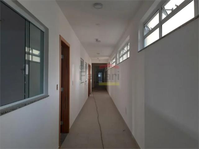 Prédio comercial ao lado do metro Santana