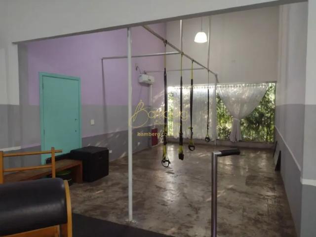 Prédio comercial com 490 m² em ZCOR 1