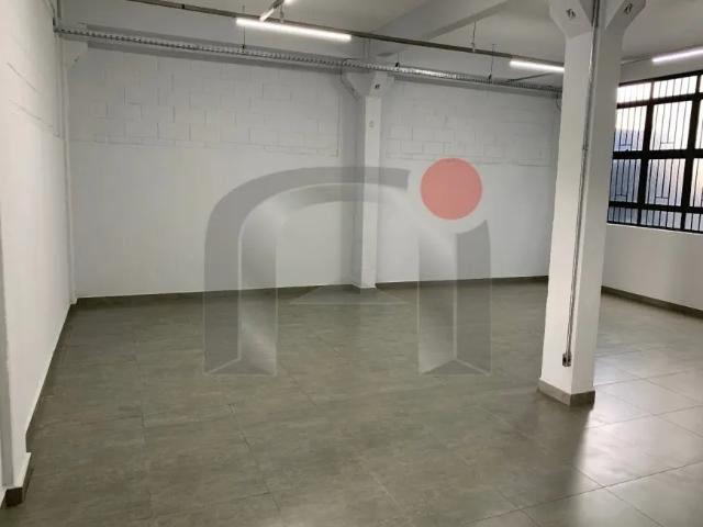 Prédio comercial com 4 andares