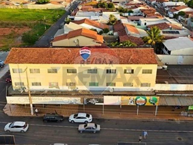 Prédio Comercial com 8 lojas e 8 Apartamentos de 2 e 3 Quartos Centro de Valparaiso GO