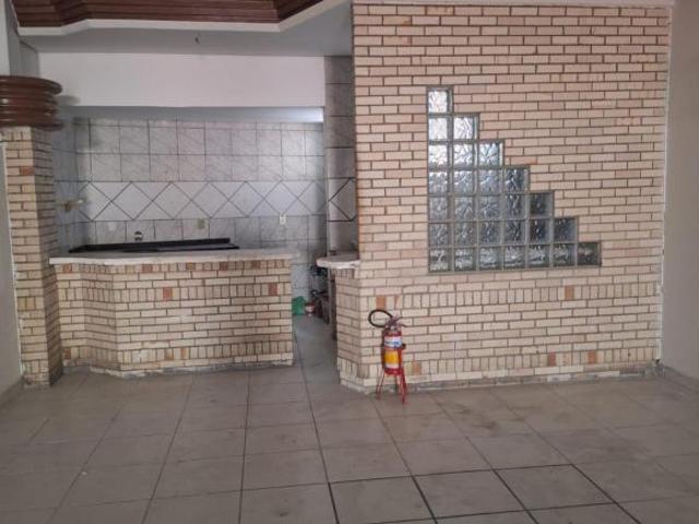 Prédio comercial com 3 andares