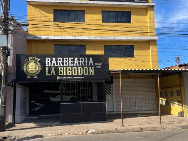 Prédio comercial com 3 pavimentos com 7 aptos, salas e 2 lojas