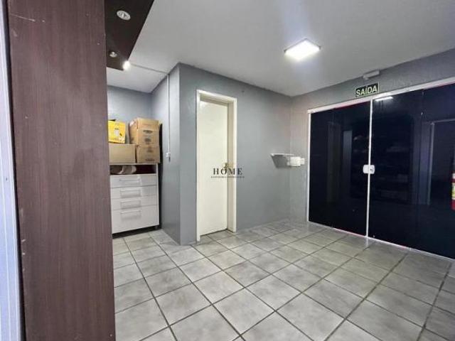 Prédio comercial com salas comerciais e residência na parte superior