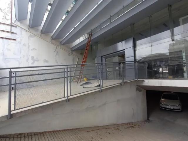 Prédio comercial desocupado, localizado na Avenida Protásio Alves, no bairro Pet