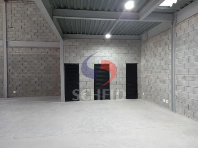 Prédio Comercial, 333m2 de area util, 2 salões, 2 banheiros, 4 vagas, na Chácara Santo Antonio