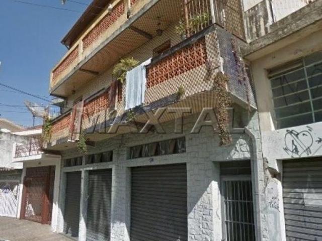 Prédio á venda de 200m², no bairro de Santa Teresinha. Com duas casas e uma loja