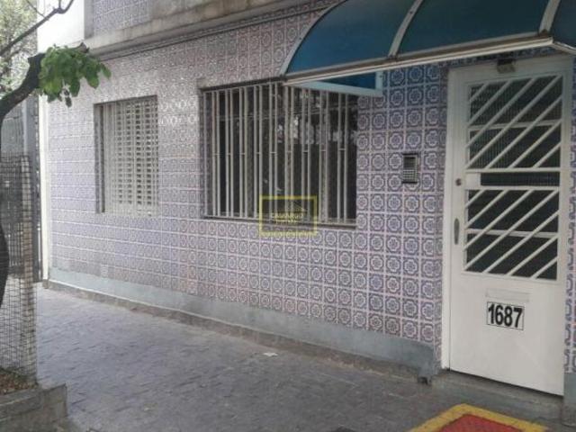 Prédio antigo, muito bem localizado, à 500 metros do Metrô Fradique Coutinho