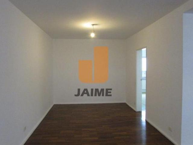 Prédio antigo, apartamento muito bom, metragem ótima