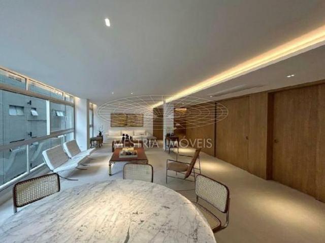 Prédio atemporal. Apartamento impecável com reforma de super bom gosto!