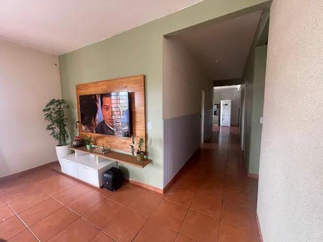 PRÉDIO DE ESQUINA NO RECANTO DAS EMAS COM APARTAMENTO 3 QUARTOS E LOJA COMERCIAL