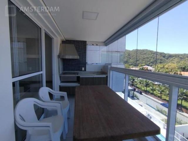 Prédio frente ao mar no centro de Bertioga com 2 dormitórios, 1 suíte, 2 vagas de garagem cobertas