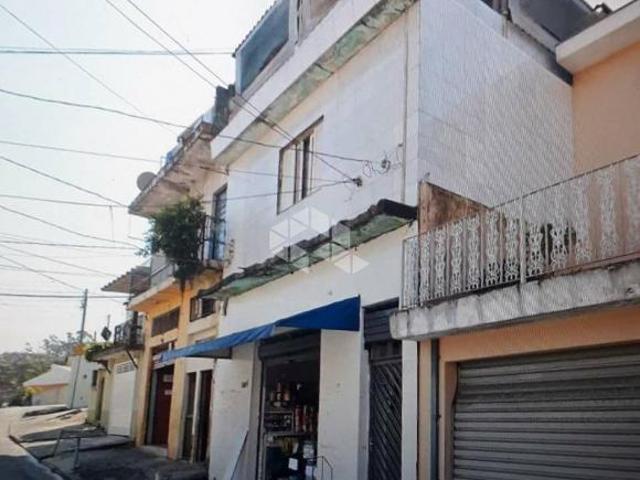Prédio mixto com um salão no piso principal e dias casas no piso superior ideal para investidor