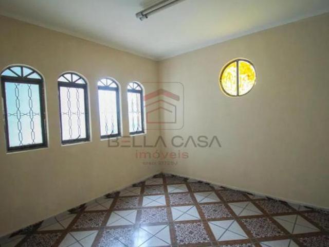 Prédio misto com salão comercial e 3 apartamentos