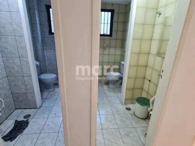 Prédio para locação com 750m², 03 andares, salas amplas, banheiro em todos os andares, copa, ar cond