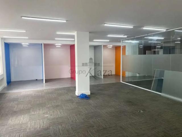 Prédio para Locação em São Paulo/SP República 3 Quartos