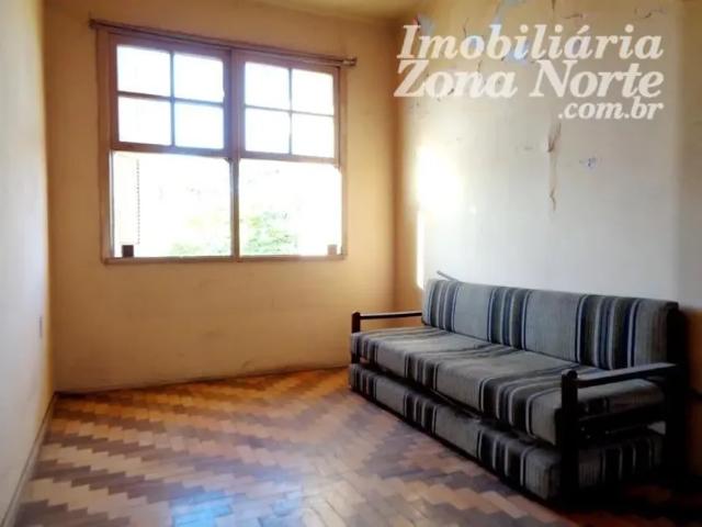 CASA de alvenaria localizada no Bairro Humaitá. No pavimento superior é um apartamento c/ 2 dormitór