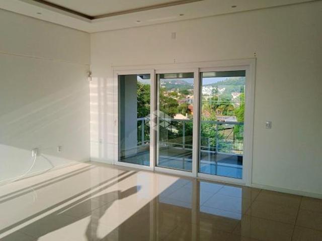 Prédio residencial e comercial no bairro Guarujá