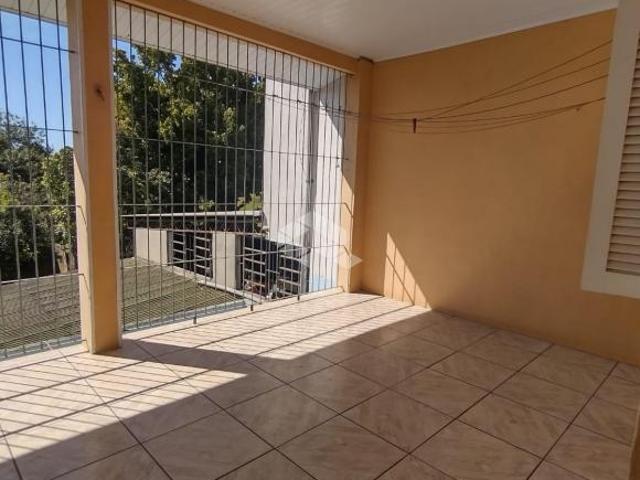 Prédio residencial no 1 andar com Salas comerciais na parte térrea