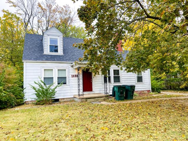 Preleasing for August 2026! 5 Bedroom Home Near Ball State Campus! In Unit Washer/Dryer & Large Backyard!