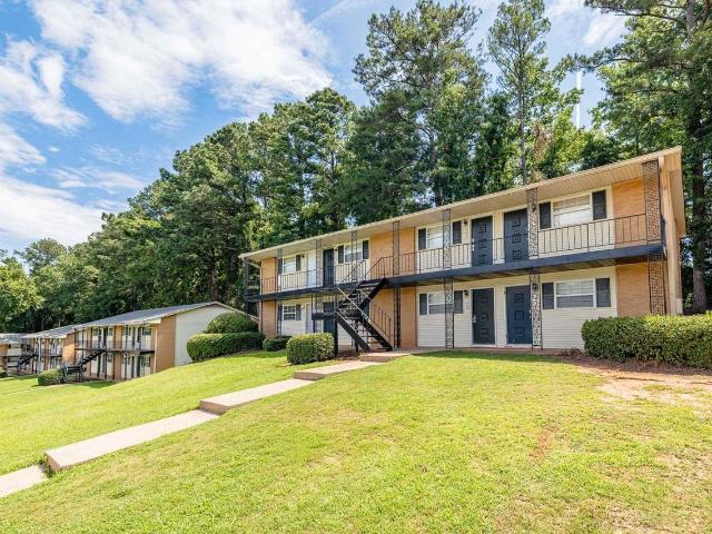 Premier Club Living Apartments in Union City, GA | Spacious Pet 1 Bedroom Apartment for Rent at 5100 Highpoint Rd, Union City, GA 30291