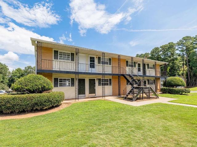 Premier Club Living Apartments in Union City, GA | Spacious Pet 1 Bedroom Apartment for Rent at 5100 Highpoint Rd, Union City, GA 30291