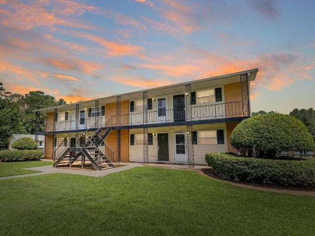 Premier Club Living Apartments in Union City, GA | Spacious Pet 1 Bedroom Apartment for Rent at 5100 Highpoint Rd, Union City, GA 30291