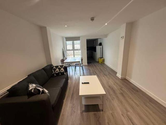 Premium: Fredrick Grove / Bed / Bath, NG7