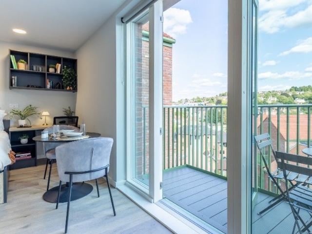 Premium Studio, Guildford Plaza GU2, Studio to rent, £1,400 pcm | PrimeLocation