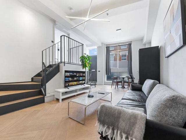 Premium Split Lev 2 Bed Apartment on Crabtree Lane