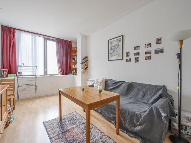 Prescot Street, Aldgate, London, E1 2 bed flat to rent £2,817 pcm £650 pw
