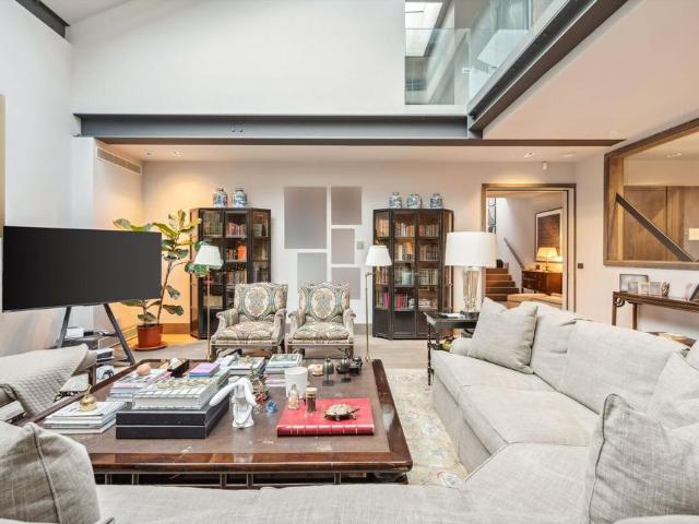 Presenting a charming 4 bedroom property in the heart of Fulham
