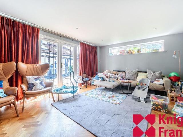 Presenting a stunning 4 bedroom riverside cottage located in Maidenhead