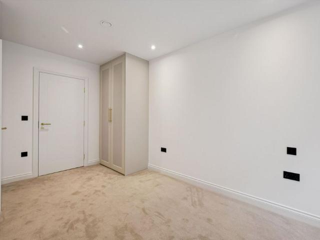 Presenting this brand new 2 bedroom apartment, set moments away from the river