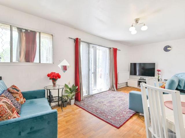 Press Road, Neasden, London, NW10 3 bed flat to rent £2,500 pcm £577 pw