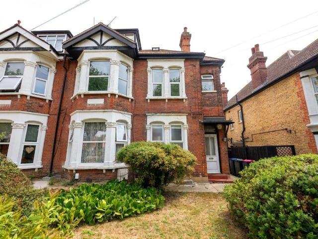 Preston Road, Westcliff On Sea SS0, 2 bed flat to rent, £1,200 pcm | PrimeLocation