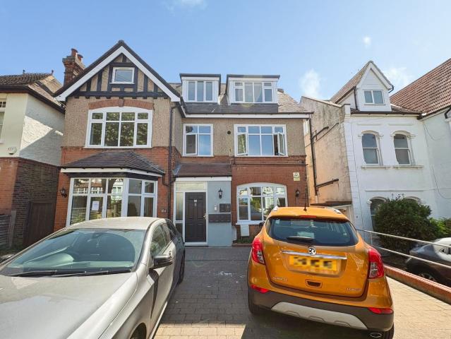 Preston Road, Westcliff On Sea SS0, 2 bed flat to rent, £1,700 pcm | PrimeLocation