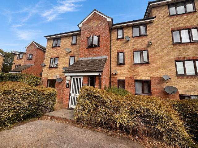 Prestatyn Close, Stevenage 2 bed flat to rent £1,325 pcm £306 pw