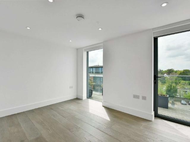 Prestigious Penthouse Apartment with private wrap around terrace close to Gerrards Cross high street and train station