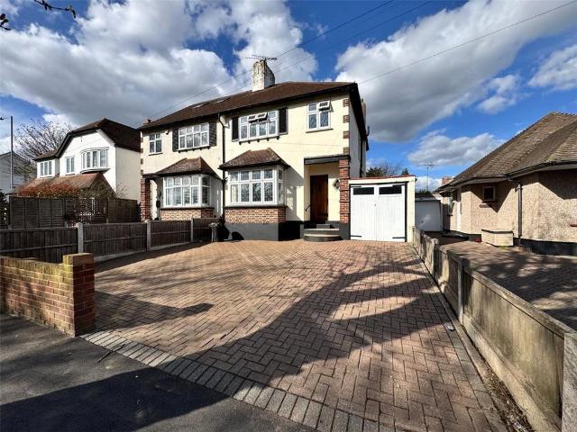 Prittlewell Chase, Westcliff on Sea. 3 bed semi detached house to rent £1,895 pcm £437 pw