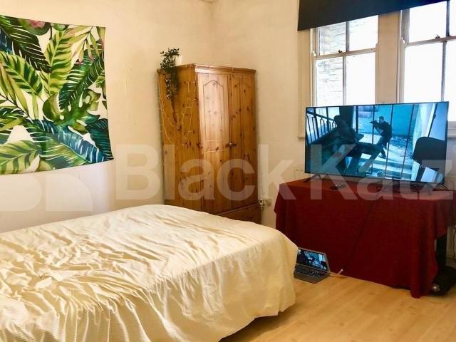 Private mansion block in prime location with kitchen diner
