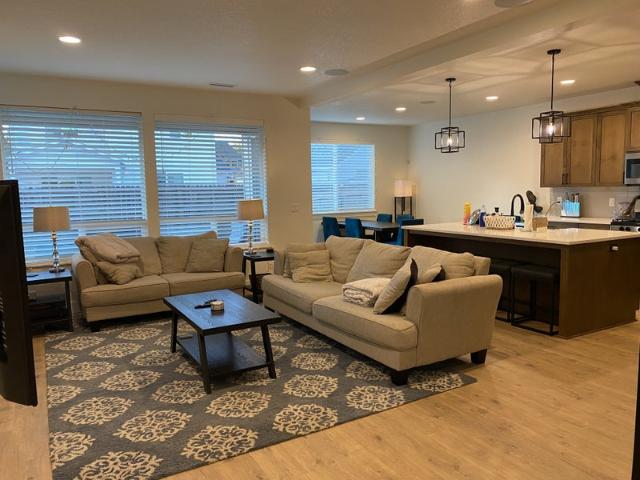 Private master room & large second room availabe