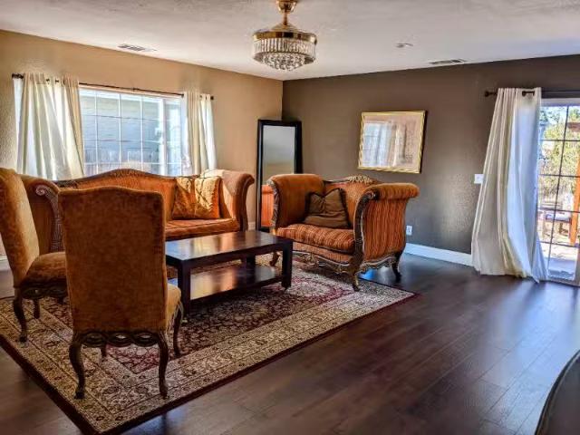 Private oasis Oversized dyplex style 1 bedroom ADU 4649 12th.