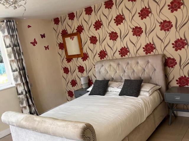 Private annex near east Mids airport with parking